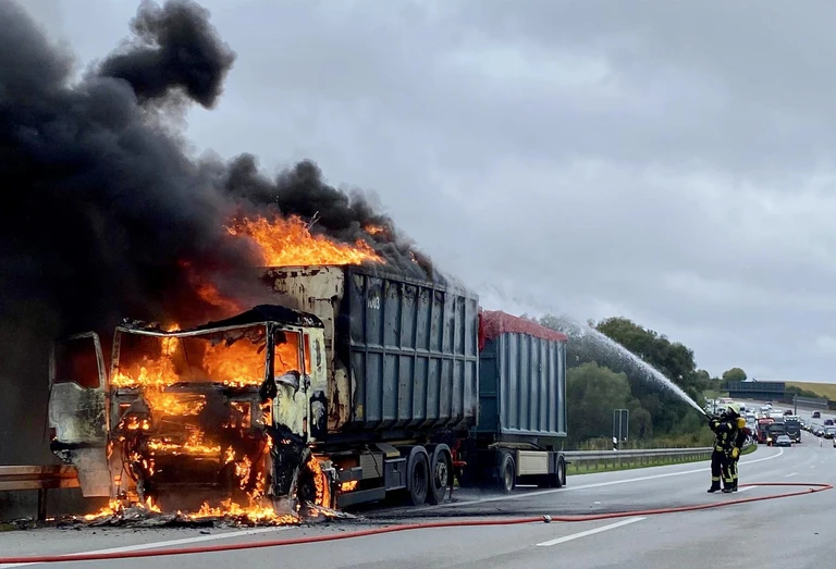 Stau: LKW-Brand auf der A8 bei Dasing | HITRADIO RT1 – Die besten ...